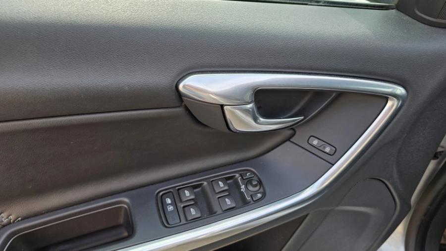 Pelēks Volvo V60 2012 Rīga, ar dzinēja tilpumu 2.00 L un nobraukumu 235 tūkst. km par 6550 €, foto 17 vietnē AUTOMOTO.COM.LV