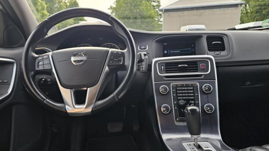 Pelēks Volvo V60 2012 Rīga, ar dzinēja tilpumu 2.00 L un nobraukumu 235 tūkst. km par 6550 €, foto 18 vietnē AUTOMOTO.COM.LV