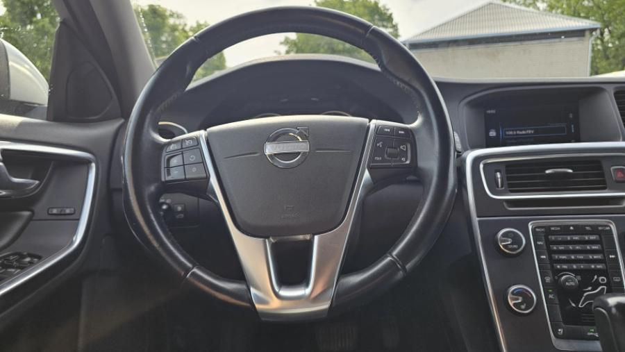 Pelēks Volvo V60 2012 Rīga, ar dzinēja tilpumu 2.00 L un nobraukumu 235 tūkst. km par 6550 €, foto 19 vietnē AUTOMOTO.COM.LV