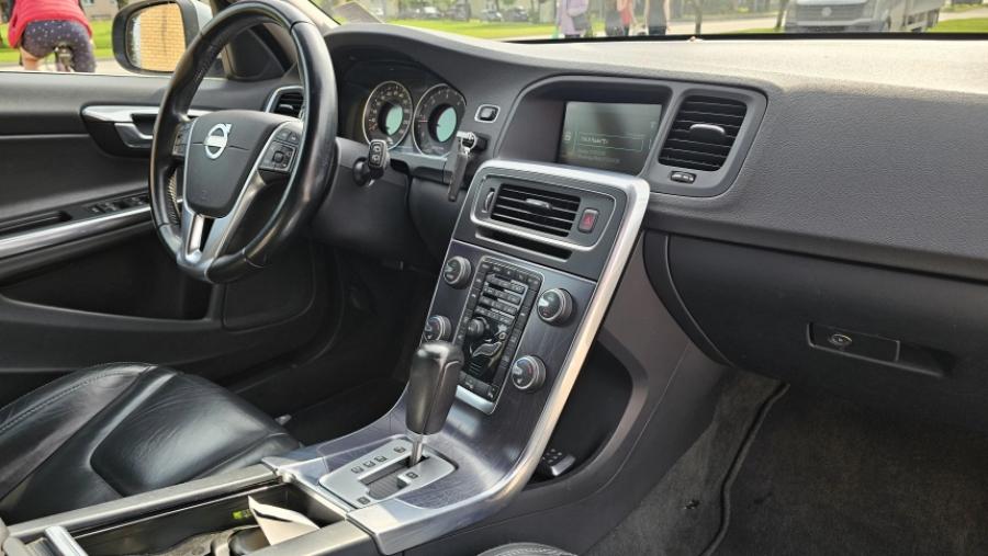 Pelēks Volvo V60 2012 Rīga, ar dzinēja tilpumu 2.00 L un nobraukumu 235 tūkst. km par 6550 €, foto 20 vietnē AUTOMOTO.COM.LV