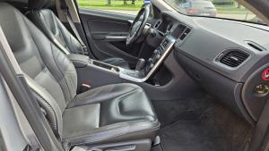 Pelēks Volvo V60 2012 Rīga, ar dzinēja tilpumu 2.00 L un nobraukumu 235 tūkst. km par 6550 €, foto 21 vietnē AUTOMOTO.COM.LV