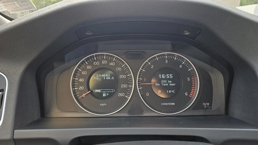 Pelēks Volvo V60 2012 Rīga, ar dzinēja tilpumu 2.00 L un nobraukumu 235 tūkst. km par 6550 €, foto 23 vietnē AUTOMOTO.COM.LV