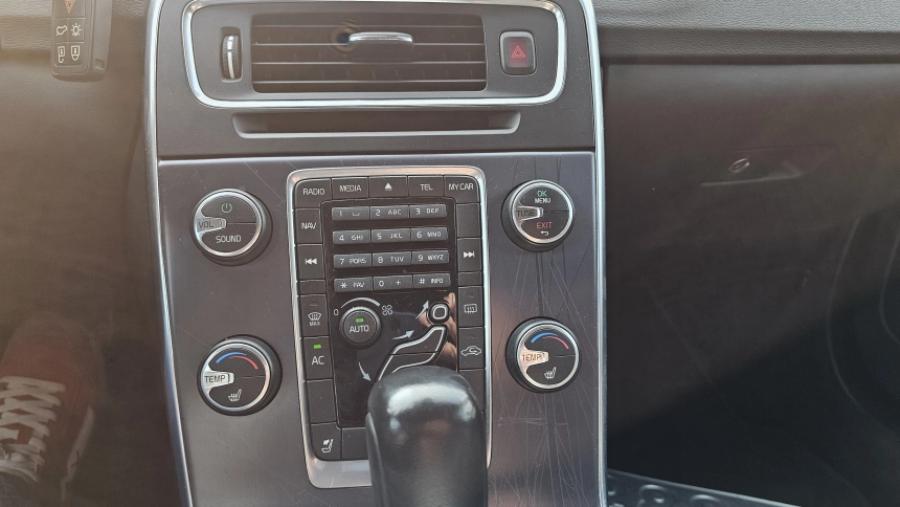 Pelēks Volvo V60 2012 Rīga, ar dzinēja tilpumu 2.00 L un nobraukumu 235 tūkst. km par 6550 €, foto 27 vietnē AUTOMOTO.COM.LV