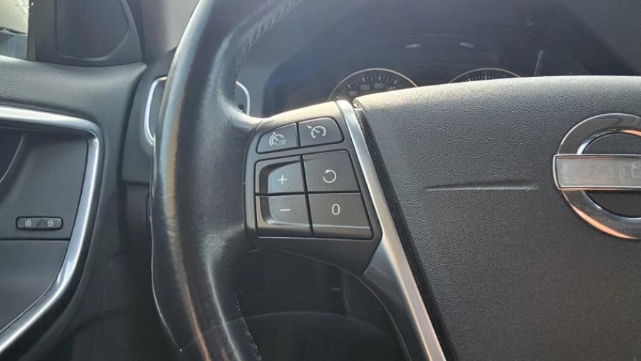 Pelēks Volvo V60 2012 Rīga, ar dzinēja tilpumu 2.00 L un nobraukumu 235 tūkst. km par 6550 €, foto 28 vietnē AUTOMOTO.COM.LV