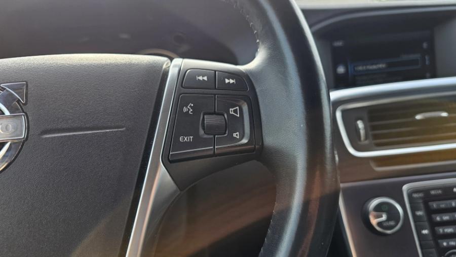Pelēks Volvo V60 2012 Rīga, ar dzinēja tilpumu 2.00 L un nobraukumu 235 tūkst. km par 6550 €, foto 29 vietnē AUTOMOTO.COM.LV