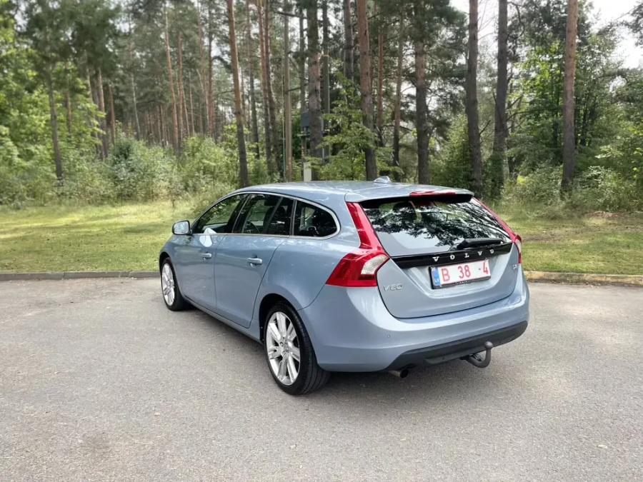 Grey Volvo V60 2012 in Riga, with an engine capacity of 2.00 L and mileage of 168 thousand km for 4000 €, photo 6 on AUTOMOTO.COM.LV