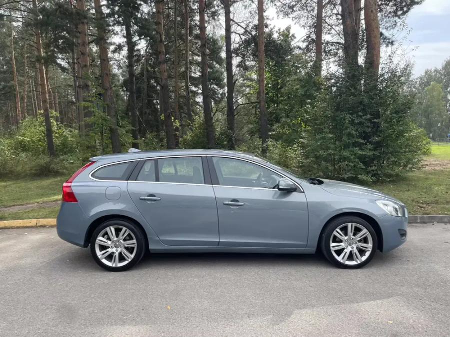 Grey Volvo V60 2012 in Riga, with an engine capacity of 2.00 L and mileage of 168 thousand km for 4000 €, photo 8 on AUTOMOTO.COM.LV
