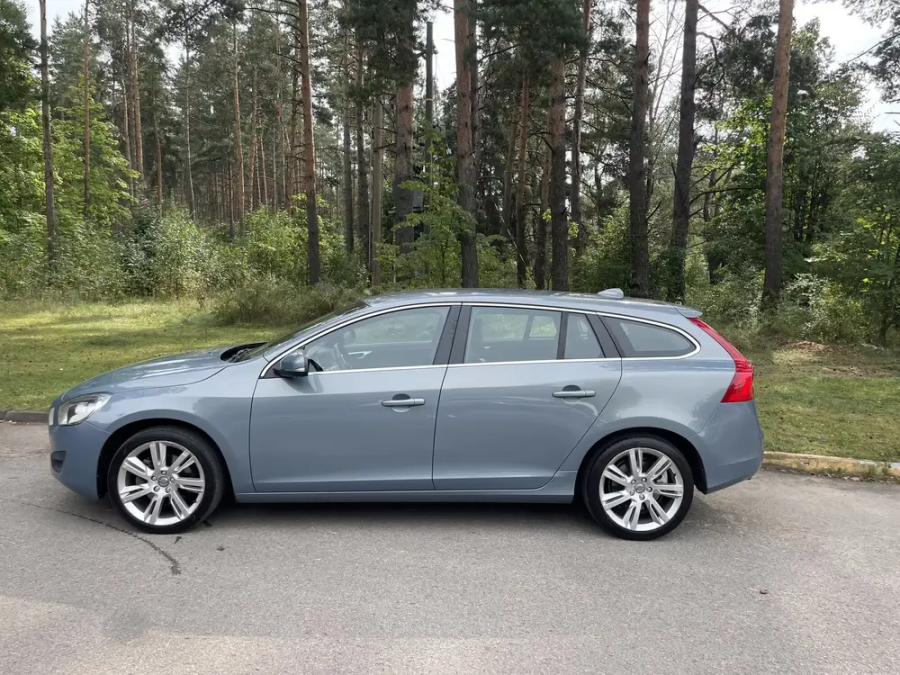 Grey Volvo V60 2012 in Riga, with an engine capacity of 2.00 L and mileage of 168 thousand km for 4000 €, photo 9 on AUTOMOTO.COM.LV
