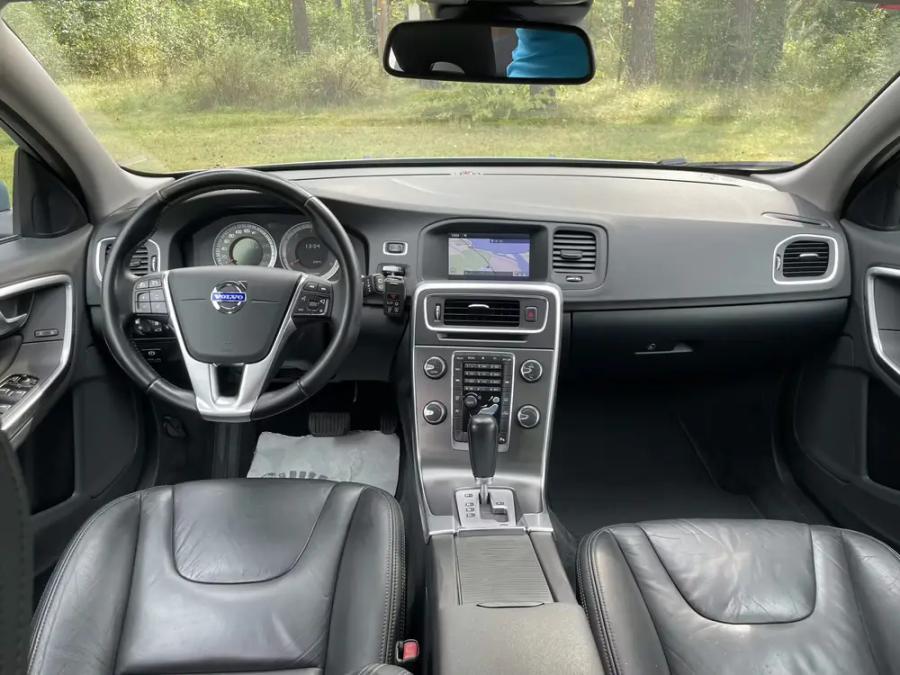 Grey Volvo V60 2012 in Riga, with an engine capacity of 2.00 L and mileage of 168 thousand km for 4000 €, photo 10 on AUTOMOTO.COM.LV
