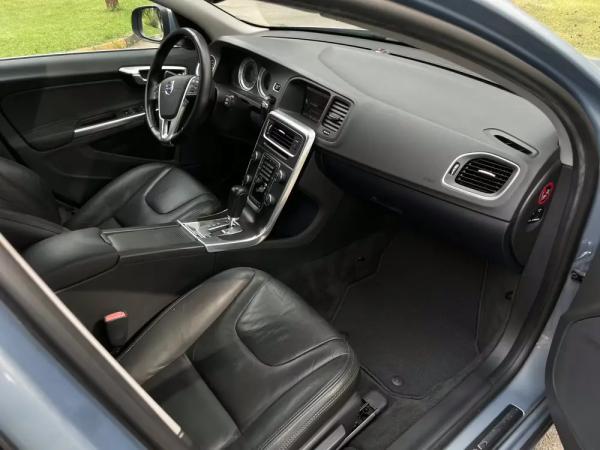 Pelēks Volvo V60 2012 Rīga, ar dzinēja tilpumu 2.00 L un nobraukumu 168 tūkst. km par 4000 €, foto 10 vietnē AUTOMOTO.COM.LV