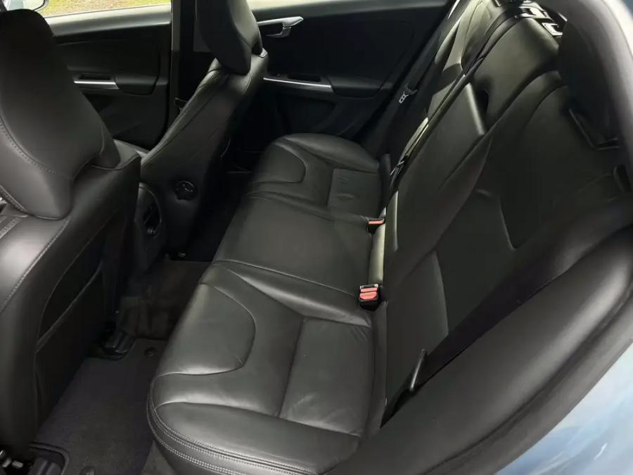Grey Volvo V60 2012 in Riga, with an engine capacity of 2.00 L and mileage of 168 thousand km for 4000 €, photo 12 on AUTOMOTO.COM.LV