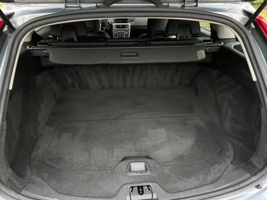 Grey Volvo V60 2012 in Riga, with an engine capacity of 2.00 L and mileage of 168 thousand km for 4000 €, photo 13 on AUTOMOTO.COM.LV