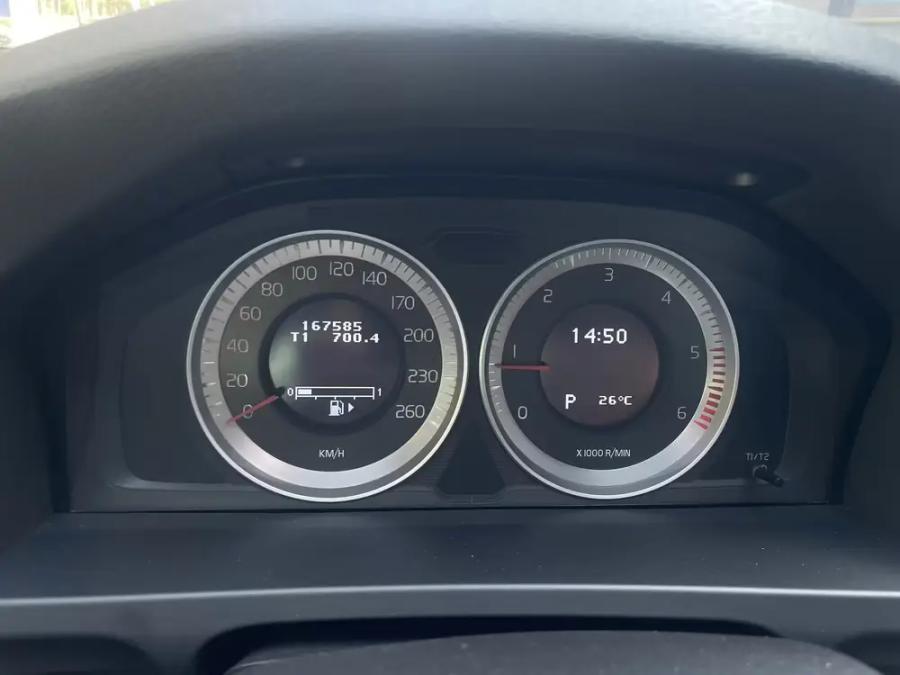 Grey Volvo V60 2012 in Riga, with an engine capacity of 2.00 L and mileage of 168 thousand km for 4000 €, photo 17 on AUTOMOTO.COM.LV