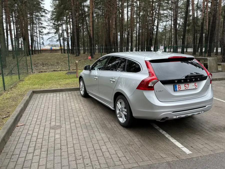 Grey Volvo V60 2012 in Riga, with an engine capacity of 2.00 L and mileage of 237 thousand km for 3000 €, photo 6 on AUTOMOTO.COM.LV