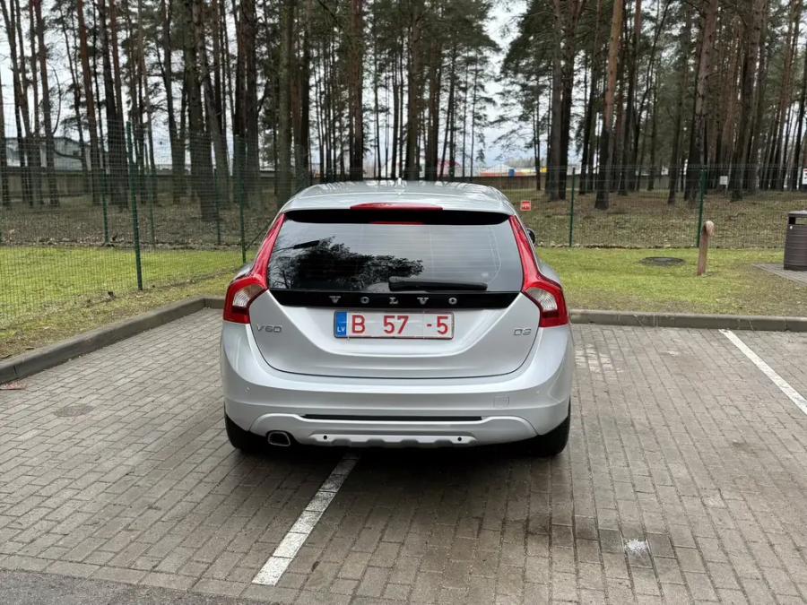Grey Volvo V60 2012 in Riga, with an engine capacity of 2.00 L and mileage of 237 thousand km for 3000 €, photo 7 on AUTOMOTO.COM.LV