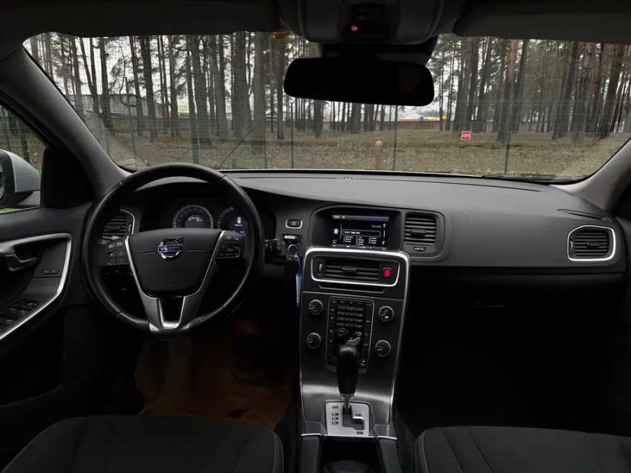 Grey Volvo V60 2012 in Riga, with an engine capacity of 2.00 L and mileage of 237 thousand km for 3000 €, photo 9 on AUTOMOTO.COM.LV