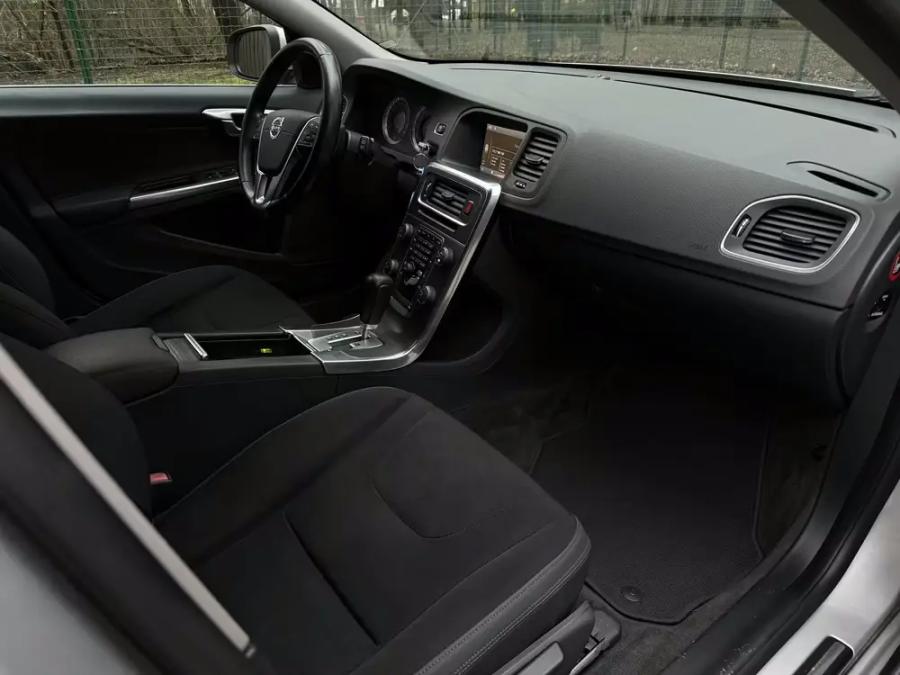 Grey Volvo V60 2012 in Riga, with an engine capacity of 2.00 L and mileage of 237 thousand km for 3000 €, photo 10 on AUTOMOTO.COM.LV