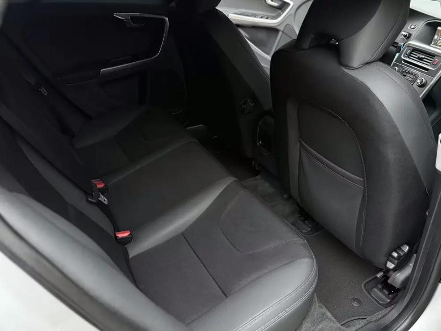 Grey Volvo V60 2012 in Riga, with an engine capacity of 2.00 L and mileage of 237 thousand km for 3000 €, photo 11 on AUTOMOTO.COM.LV