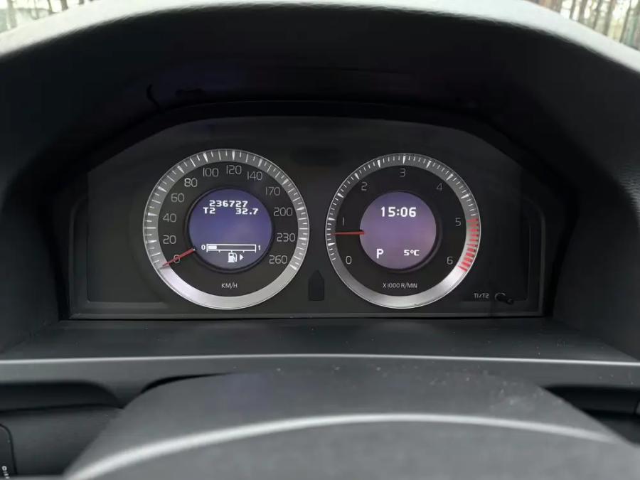 Grey Volvo V60 2012 in Riga, with an engine capacity of 2.00 L and mileage of 237 thousand km for 3000 €, photo 12 on AUTOMOTO.COM.LV