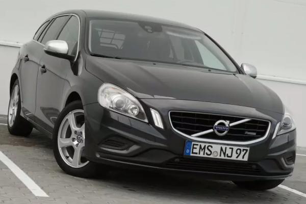 Grey Volvo V60 2012 in Riga, with an engine capacity of 2.00 L and mileage of 191 thousand km for 7700 €, photo 1 on AUTOMOTO.COM.LV