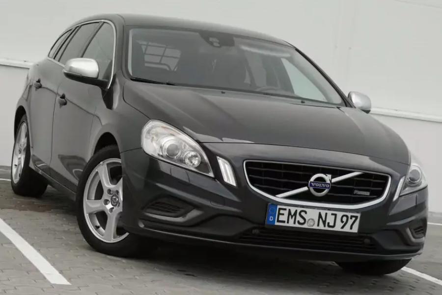 Grey Volvo V60 2012 in Riga, with an engine capacity of 2.00 L and mileage of 191 thousand km for 7700 €, photo 1 on AUTOMOTO.COM.LV
