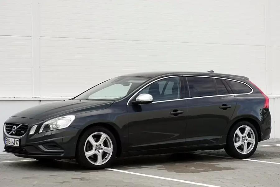 Grey Volvo V60 2012 in Riga, with an engine capacity of 2.00 L and mileage of 191 thousand km for 7700 €, photo 4 on AUTOMOTO.COM.LV