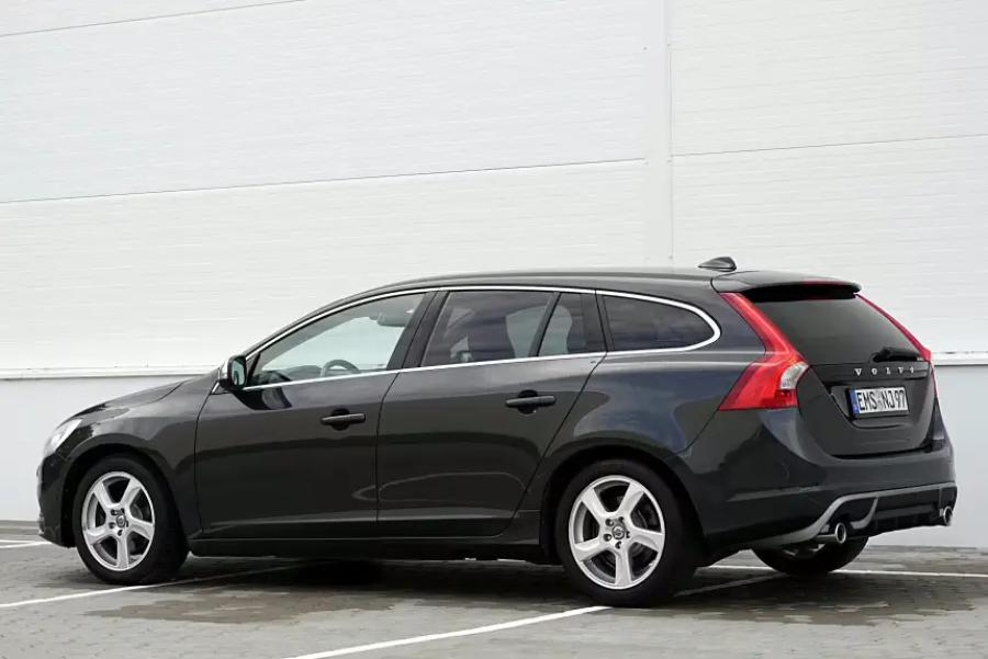 Grey Volvo V60 2012 in Riga, with an engine capacity of 2.00 L and mileage of 191 thousand km for 7700 €, photo 5 on AUTOMOTO.COM.LV
