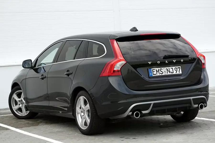 Grey Volvo V60 2012 in Riga, with an engine capacity of 2.00 L and mileage of 191 thousand km for 7700 €, photo 6 on AUTOMOTO.COM.LV