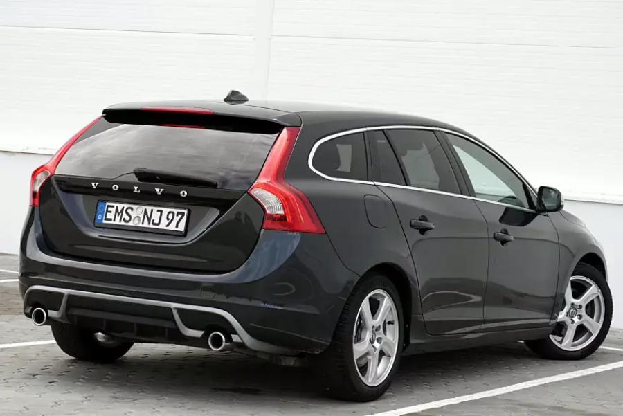 Grey Volvo V60 2012 in Riga, with an engine capacity of 2.00 L and mileage of 191 thousand km for 7700 €, photo 7 on AUTOMOTO.COM.LV