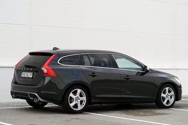 Grey Volvo V60 2012 in Riga, with an engine capacity of 2.00 L and mileage of 191 thousand km for 7700 €, photo 7 on AUTOMOTO.COM.LV