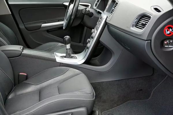 Grey Volvo V60 2012 in Riga, with an engine capacity of 2.00 L and mileage of 191 thousand km for 7700 €, photo 9 on AUTOMOTO.COM.LV
