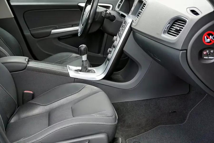 Grey Volvo V60 2012 in Riga, with an engine capacity of 2.00 L and mileage of 191 thousand km for 7700 €, photo 10 on AUTOMOTO.COM.LV