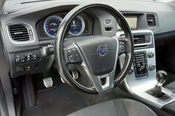 Grey Volvo V60 2012 in Riga, with an engine capacity of 2.00 L and mileage of 191 thousand km for 7700 €, photo 10 on AUTOMOTO.COM.LV