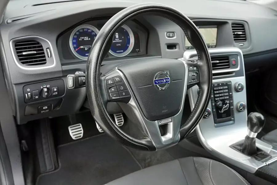 Grey Volvo V60 2012 in Riga, with an engine capacity of 2.00 L and mileage of 191 thousand km for 7700 €, photo 11 on AUTOMOTO.COM.LV
