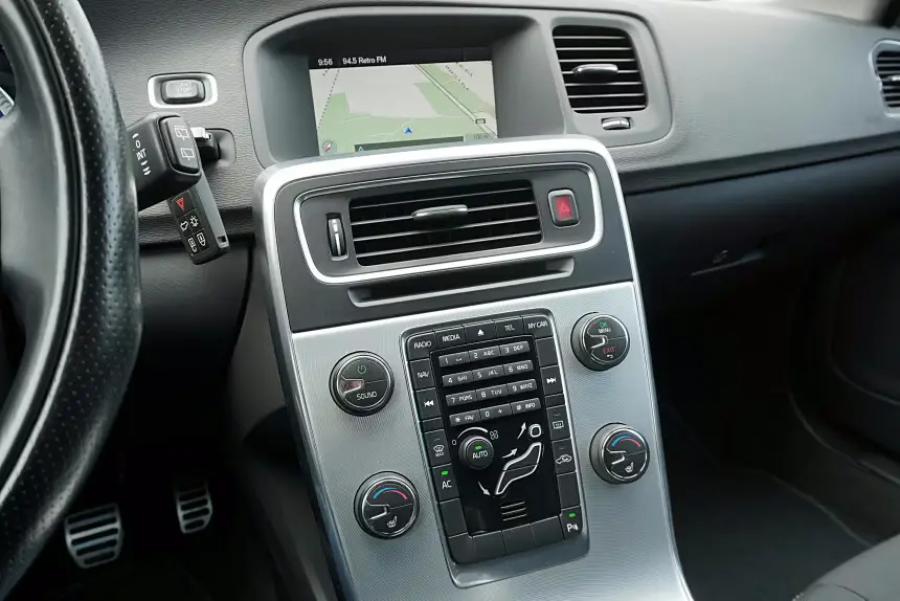 Grey Volvo V60 2012 in Riga, with an engine capacity of 2.00 L and mileage of 191 thousand km for 7700 €, photo 13 on AUTOMOTO.COM.LV