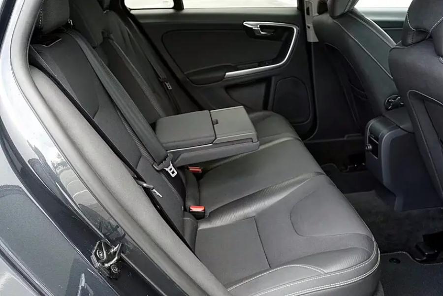 Grey Volvo V60 2012 in Riga, with an engine capacity of 2.00 L and mileage of 191 thousand km for 7700 €, photo 16 on AUTOMOTO.COM.LV