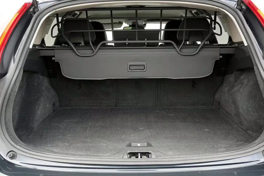 Grey Volvo V60 2012 in Riga, with an engine capacity of 2.00 L and mileage of 191 thousand km for 7700 €, photo 17 on AUTOMOTO.COM.LV