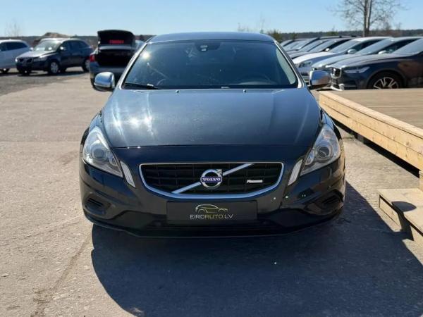Grey Volvo V60 2012 in Riga, with an engine capacity of 2.00 L and mileage of 237 thousand km for 7490 €, photo 2 on AUTOMOTO.COM.LV
