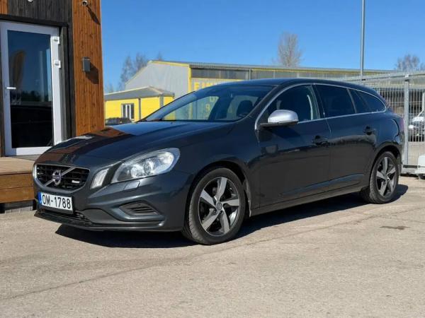 Grey Volvo V60 2012 in Riga, with an engine capacity of 2.00 L and mileage of 237 thousand km for 7490 €, photo 3 on AUTOMOTO.COM.LV