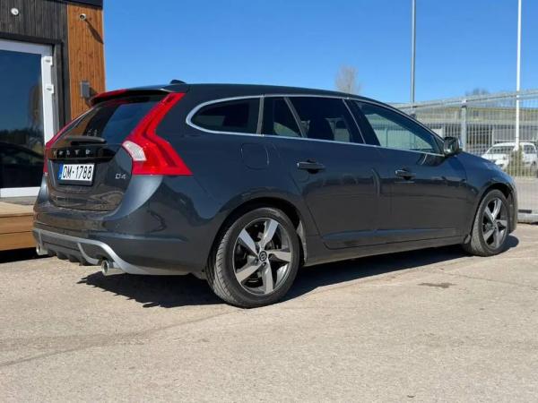 Grey Volvo V60 2012 in Riga, with an engine capacity of 2.00 L and mileage of 237 thousand km for 7490 €, photo 4 on AUTOMOTO.COM.LV