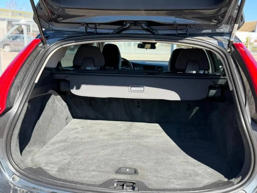 Grey Volvo V60 2012 in Riga, with an engine capacity of 2.00 L and mileage of 237 thousand km for 7490 €, photo 7 on AUTOMOTO.COM.LV