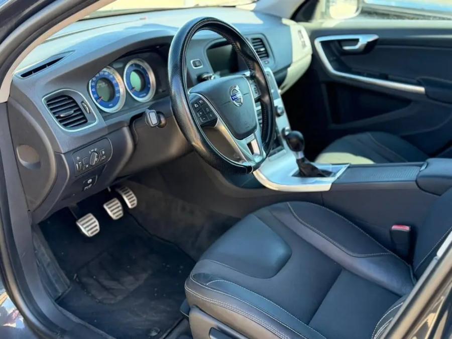 Grey Volvo V60 2012 in Riga, with an engine capacity of 2.00 L and mileage of 237 thousand km for 7490 €, photo 12 on AUTOMOTO.COM.LV
