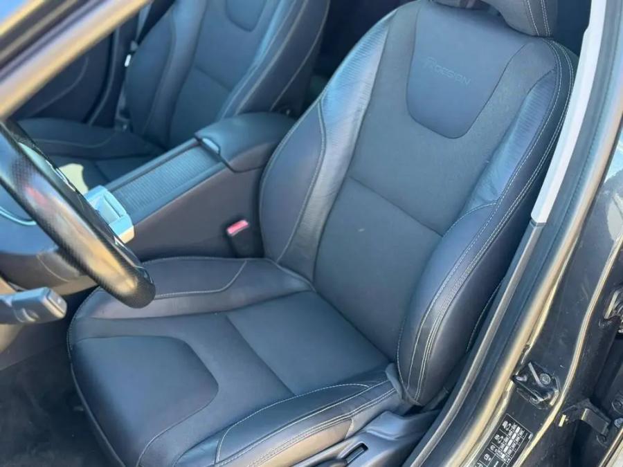Grey Volvo V60 2012 in Riga, with an engine capacity of 2.00 L and mileage of 237 thousand km for 7490 €, photo 13 on AUTOMOTO.COM.LV
