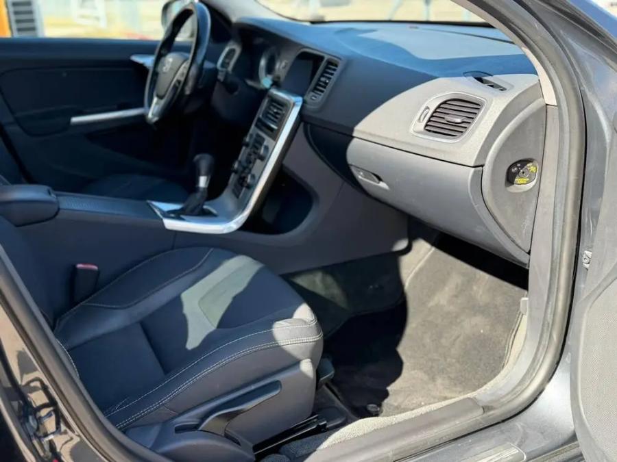 Grey Volvo V60 2012 in Riga, with an engine capacity of 2.00 L and mileage of 237 thousand km for 7490 €, photo 15 on AUTOMOTO.COM.LV
