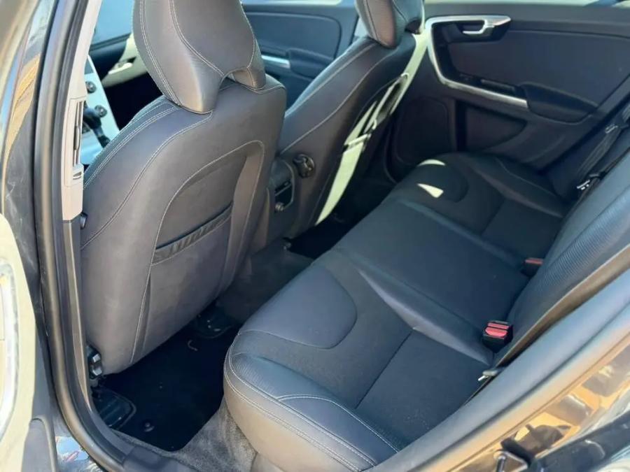 Grey Volvo V60 2012 in Riga, with an engine capacity of 2.00 L and mileage of 237 thousand km for 7490 €, photo 16 on AUTOMOTO.COM.LV