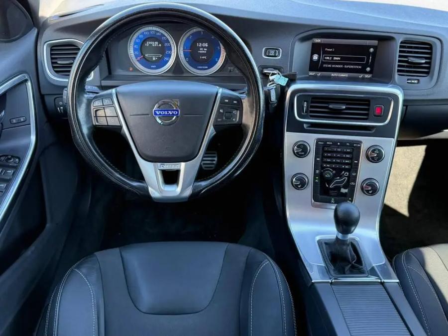 Grey Volvo V60 2012 in Riga, with an engine capacity of 2.00 L and mileage of 237 thousand km for 7490 €, photo 17 on AUTOMOTO.COM.LV
