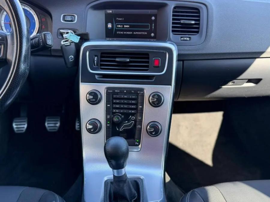 Grey Volvo V60 2012 in Riga, with an engine capacity of 2.00 L and mileage of 237 thousand km for 7490 €, photo 19 on AUTOMOTO.COM.LV