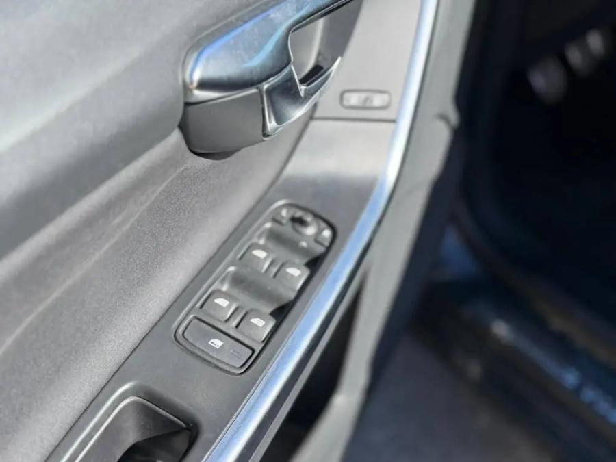 Grey Volvo V60 2012 in Riga, with an engine capacity of 2.00 L and mileage of 237 thousand km for 7490 €, photo 21 on AUTOMOTO.COM.LV