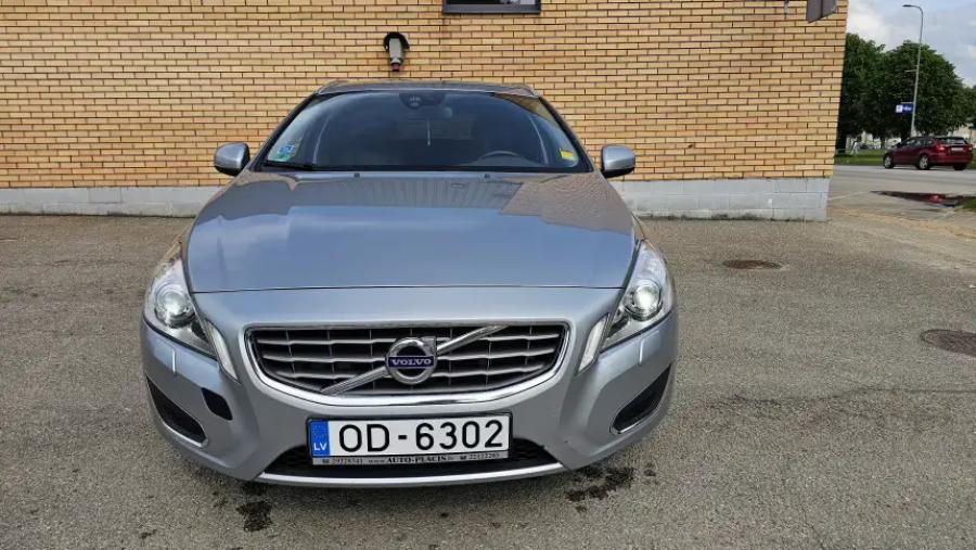 Pelēks Volvo V60 2012 Rīga, ar dzinēja tilpumu 2.00 L un nobraukumu 235 tūkst. km par 6550 €, foto 3 vietnē AUTOMOTO.COM.LV