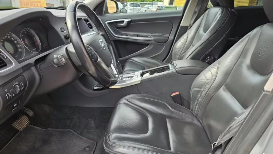 Pelēks Volvo V60 2012 Rīga, ar dzinēja tilpumu 2.00 L un nobraukumu 235 tūkst. km par 6550 €, foto 10 vietnē AUTOMOTO.COM.LV